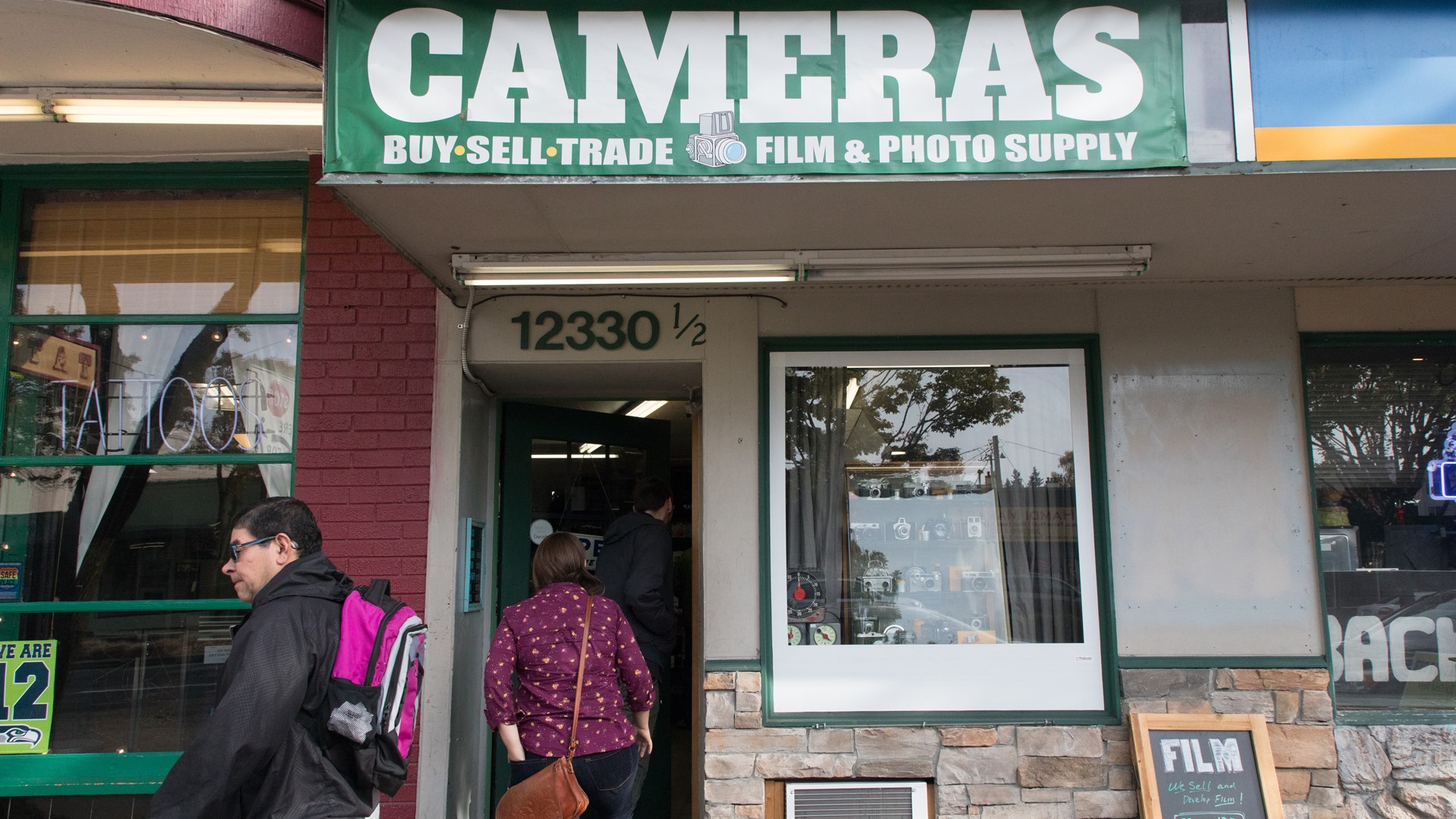 Seattle camera store brings film community together | king5.com