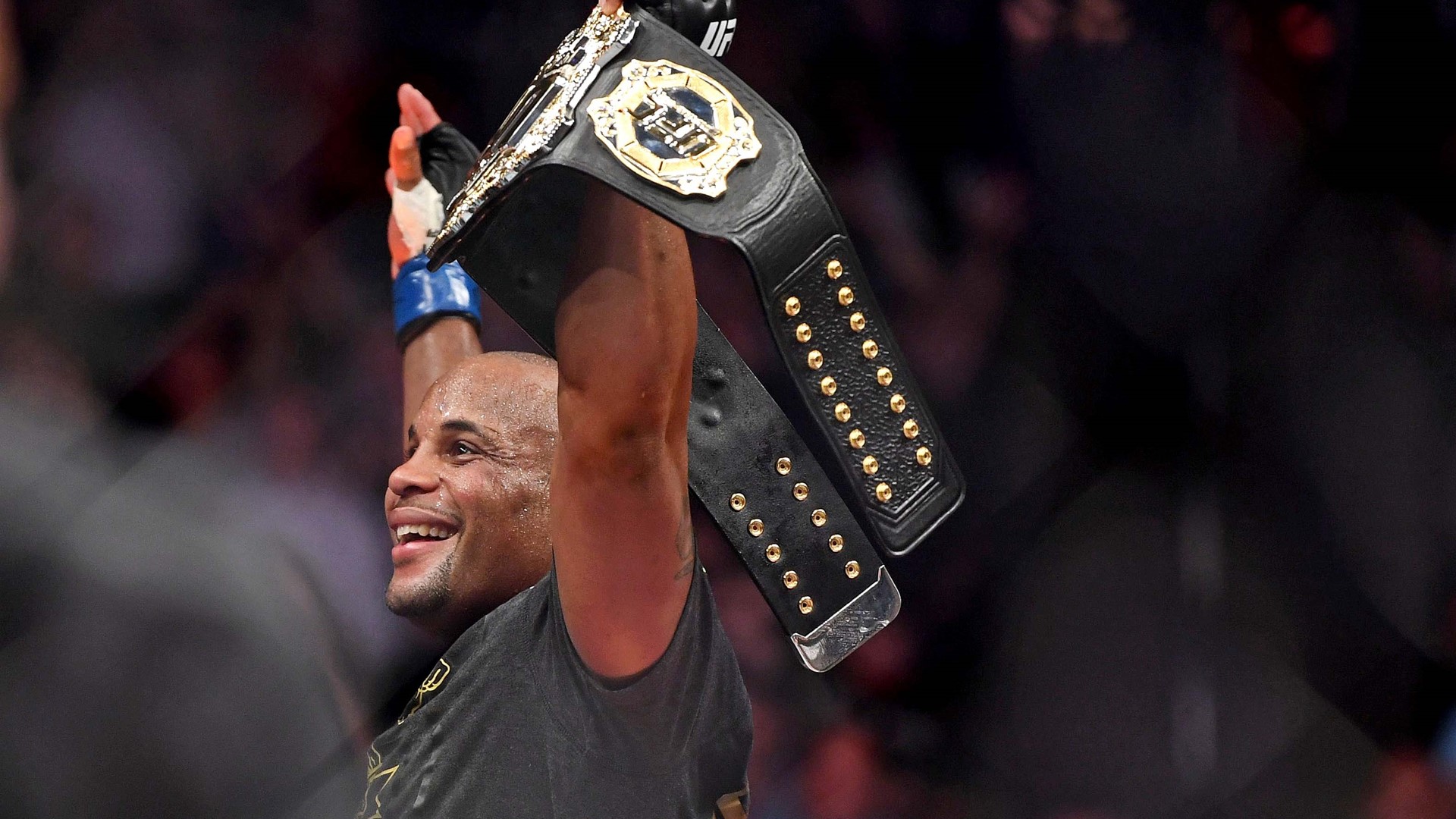 Cormier chokes out Lewis, keeps heavyweight belt | king5.com