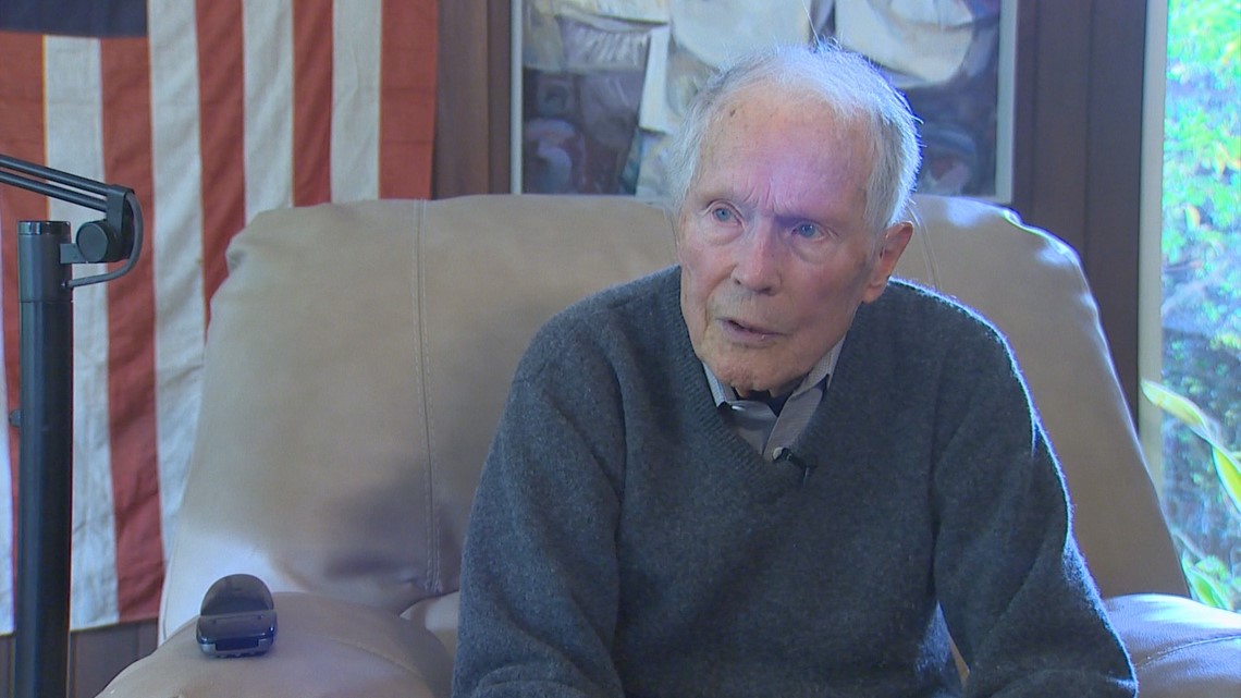 'Be good citizens': WWII veteran shares message, history lesson to ...