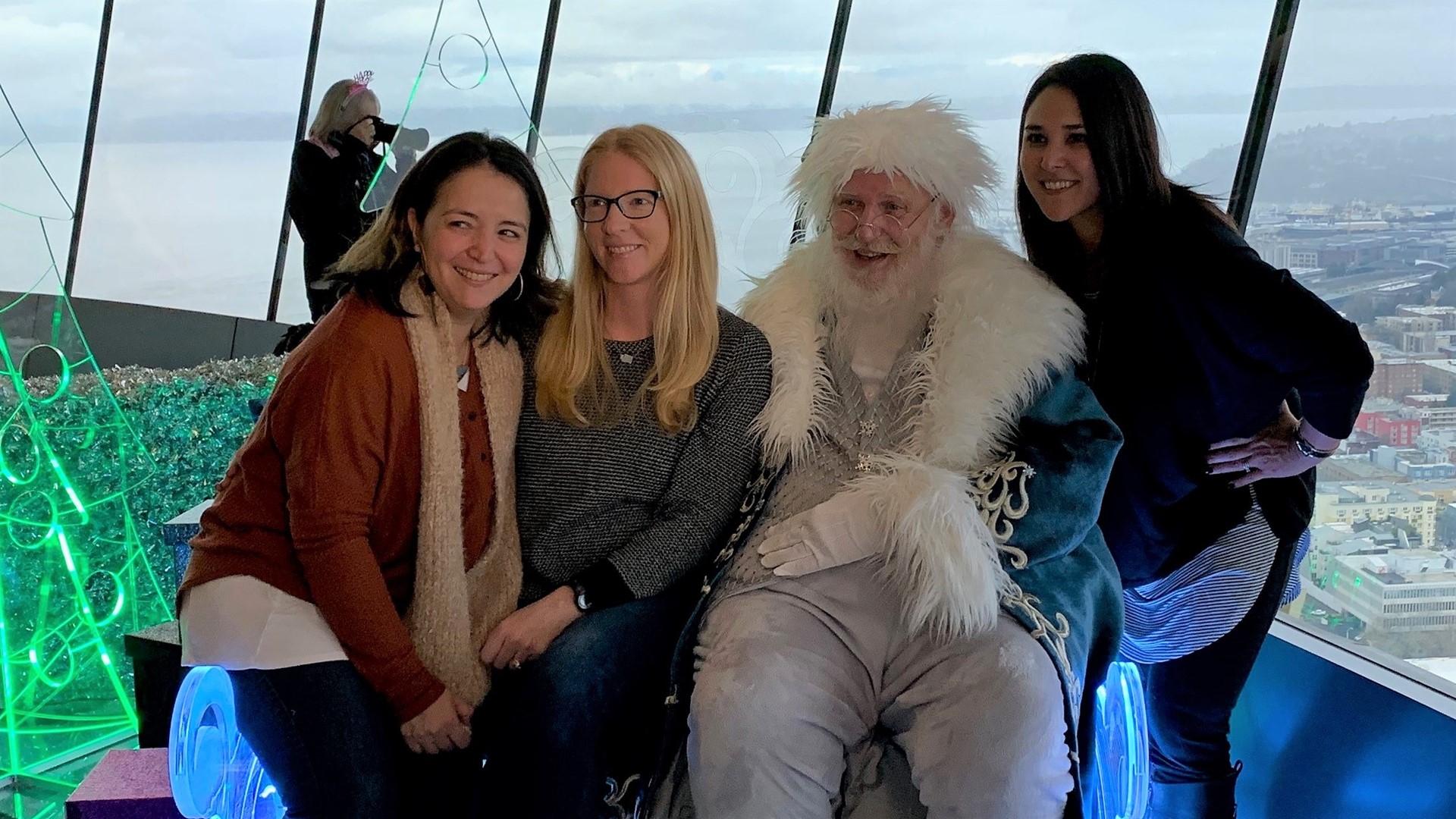 Take photos with Santa at the Space Needle | king5.com