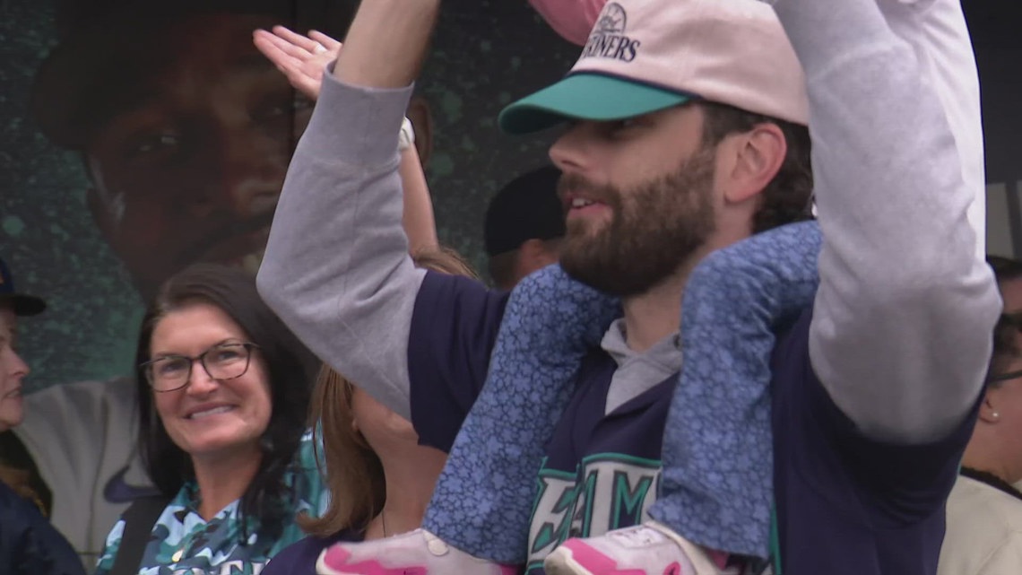 Mariners fans experience playoff excitement vs Tigers | king5.com