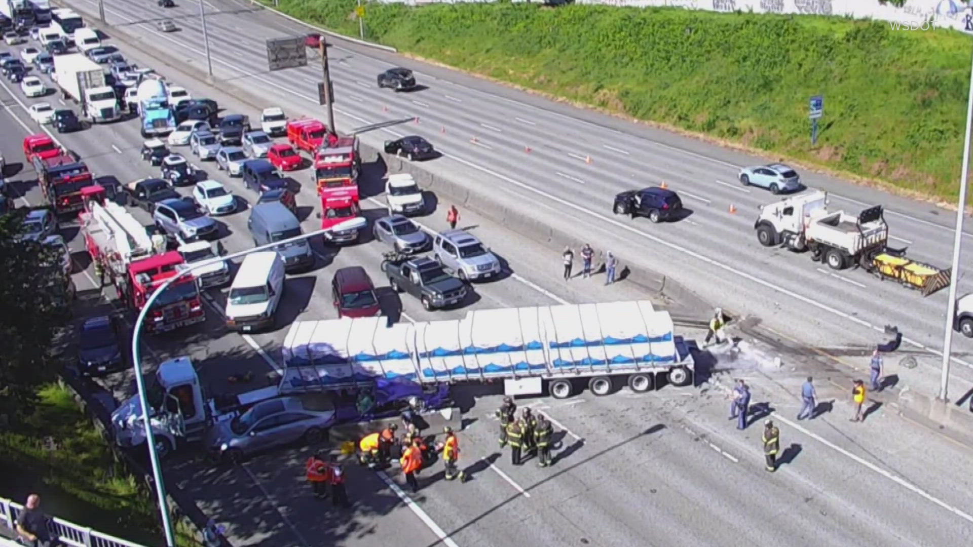 Semi-truck crash involving 6 cars snarls I-5 traffic near Northgate | king5.com