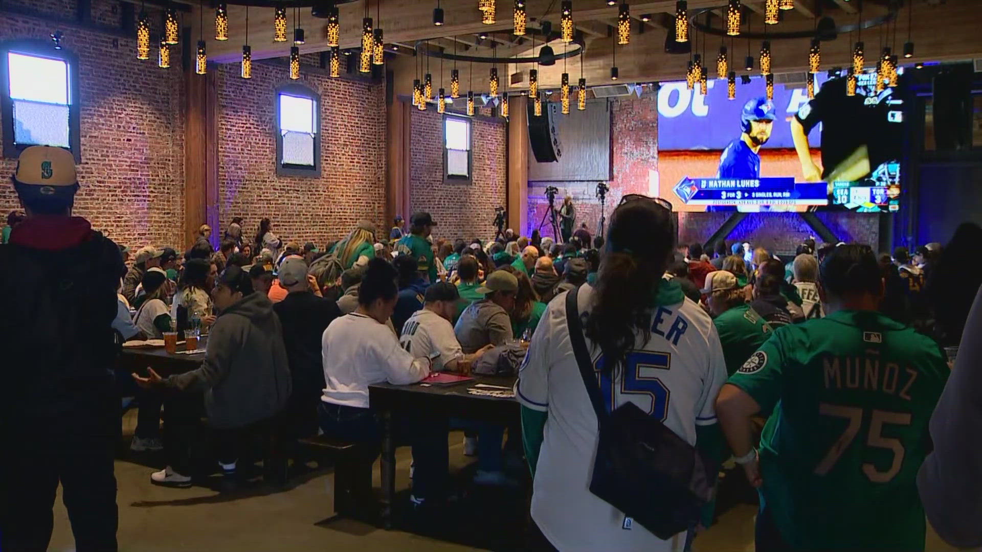 Mariners fans celebrate ALCS Game 2 win during watch party at Victory ...