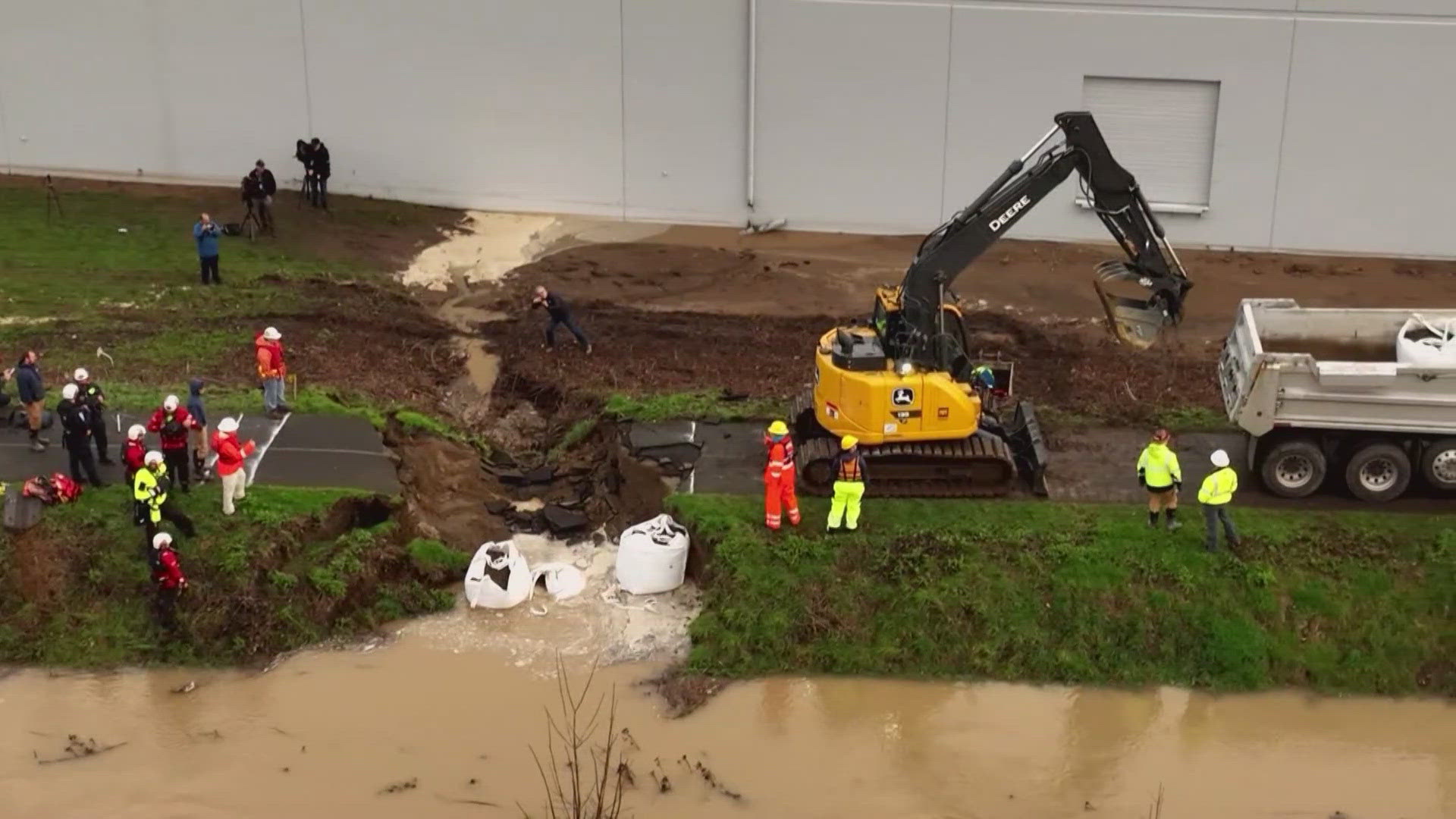 Green River levee fails, 46K residents impacted | king5.com