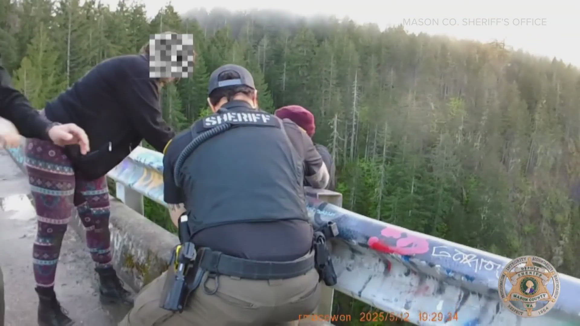 Deputies praised for lifesaving talk with fugitive under Mason County ...