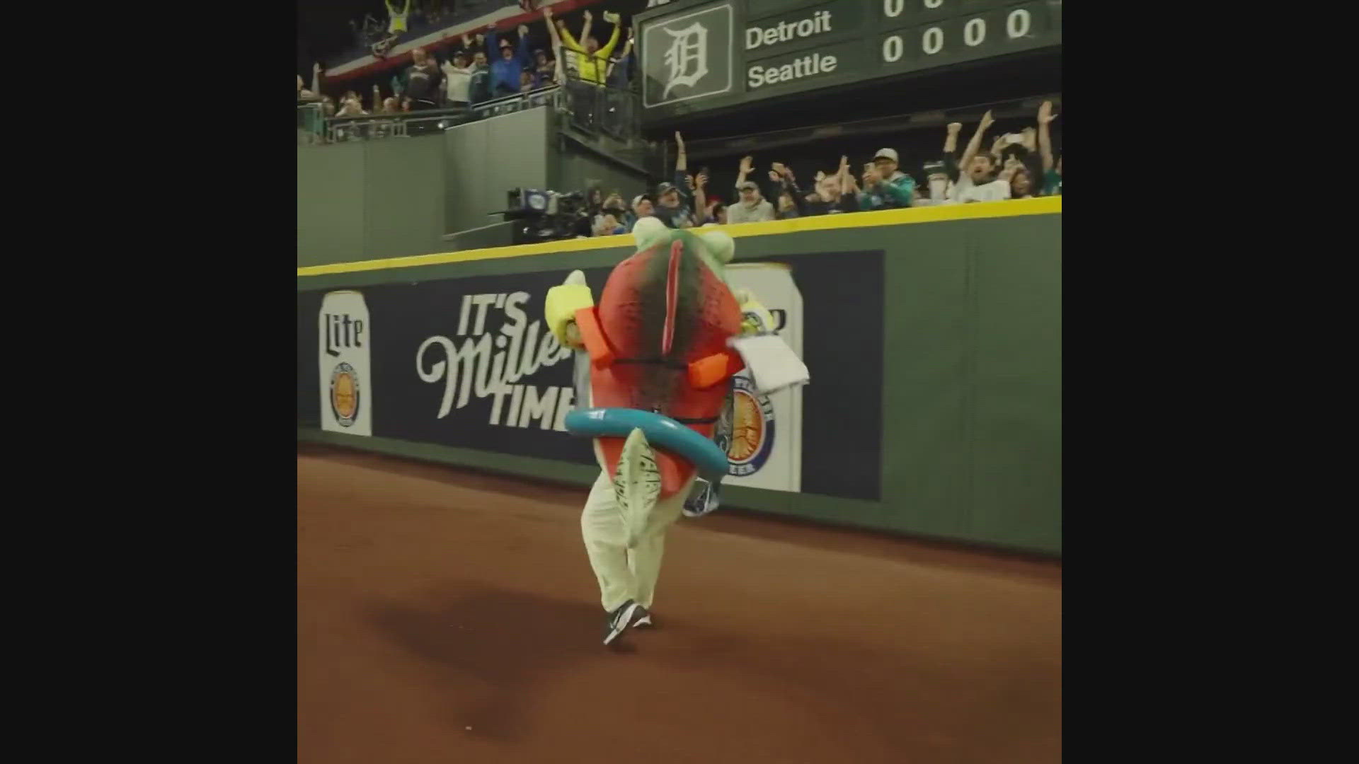Humpy wins first ever salmon run in 15th inning of ALDS Game 5 | king5.com