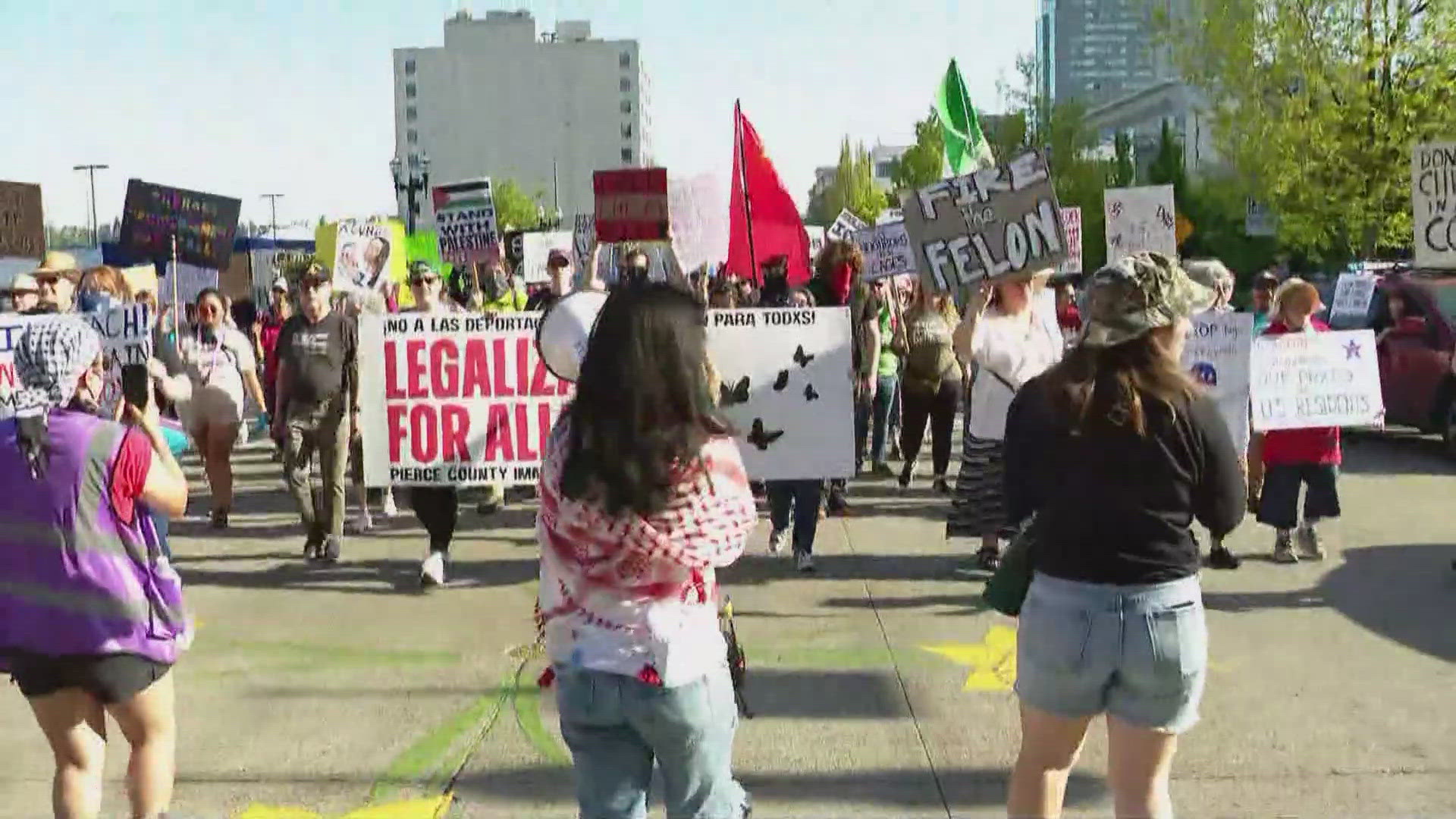'Standing up and fighting back': Hundreds march to ICE facility as part ...