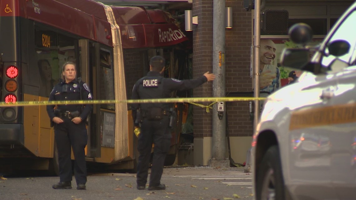 Bus crashes into Seattle building, killing 1 person | king5.com