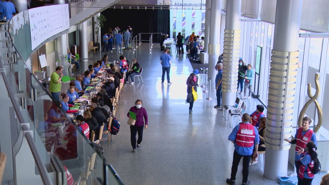 Hundreds of people pack Seattle Center to get free healthcare | king5.com