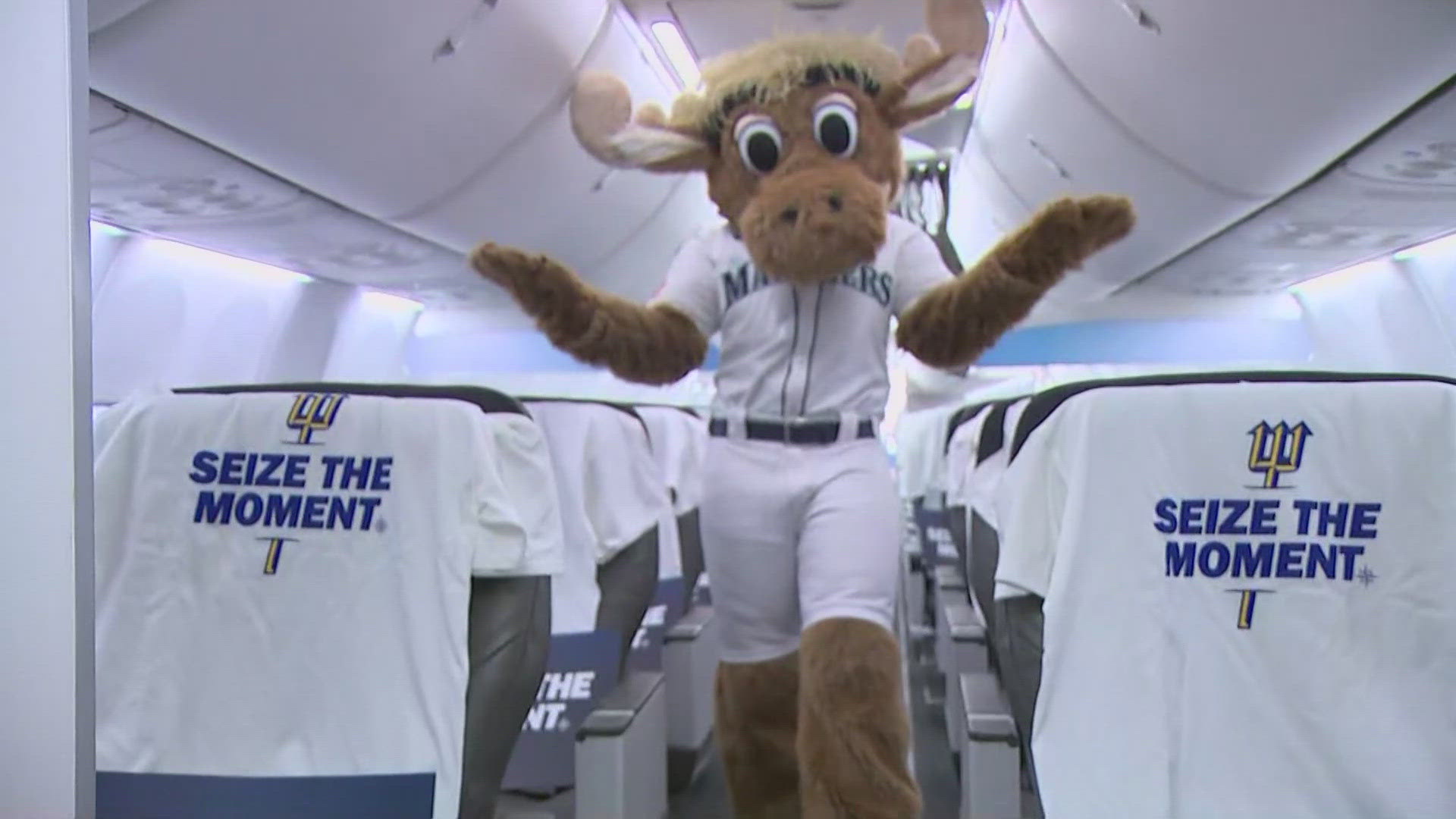 Excited Mariners fans board flight to Detroit | king5.com