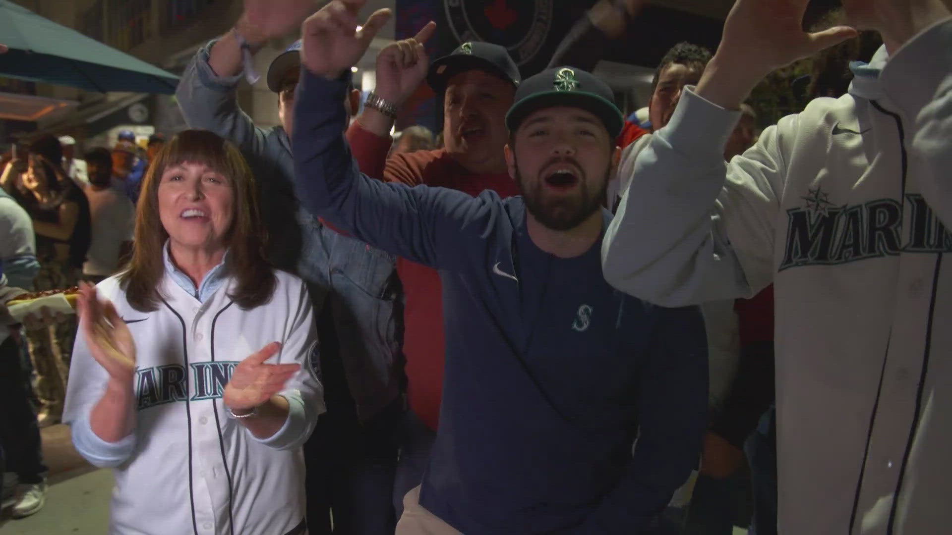 Mariners fans make the trek to Toronto to watch the M's take game 1 ...