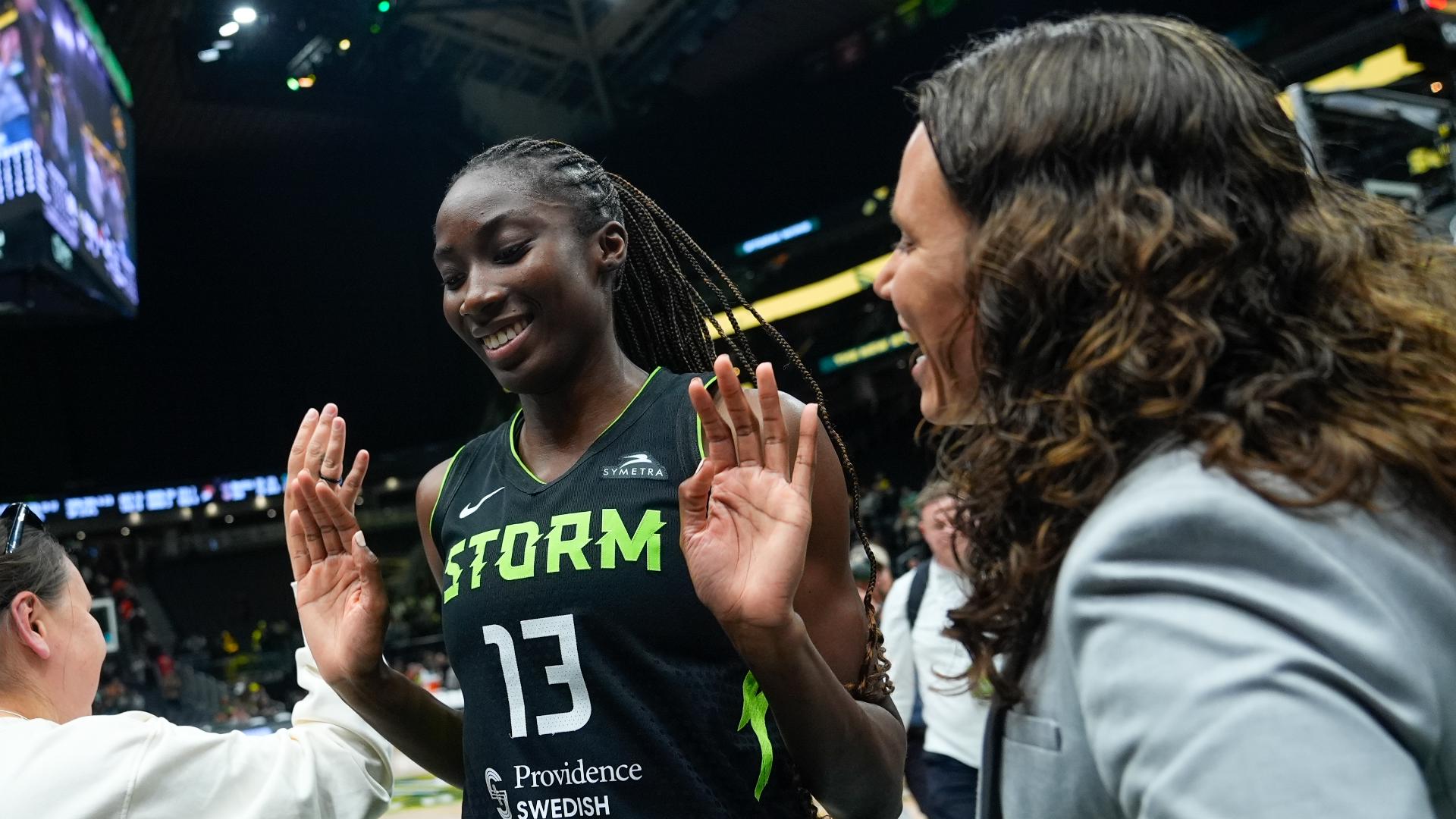 Ezi Magbegor scores 13 of her 21 points in the 1st quarter as Storm ...