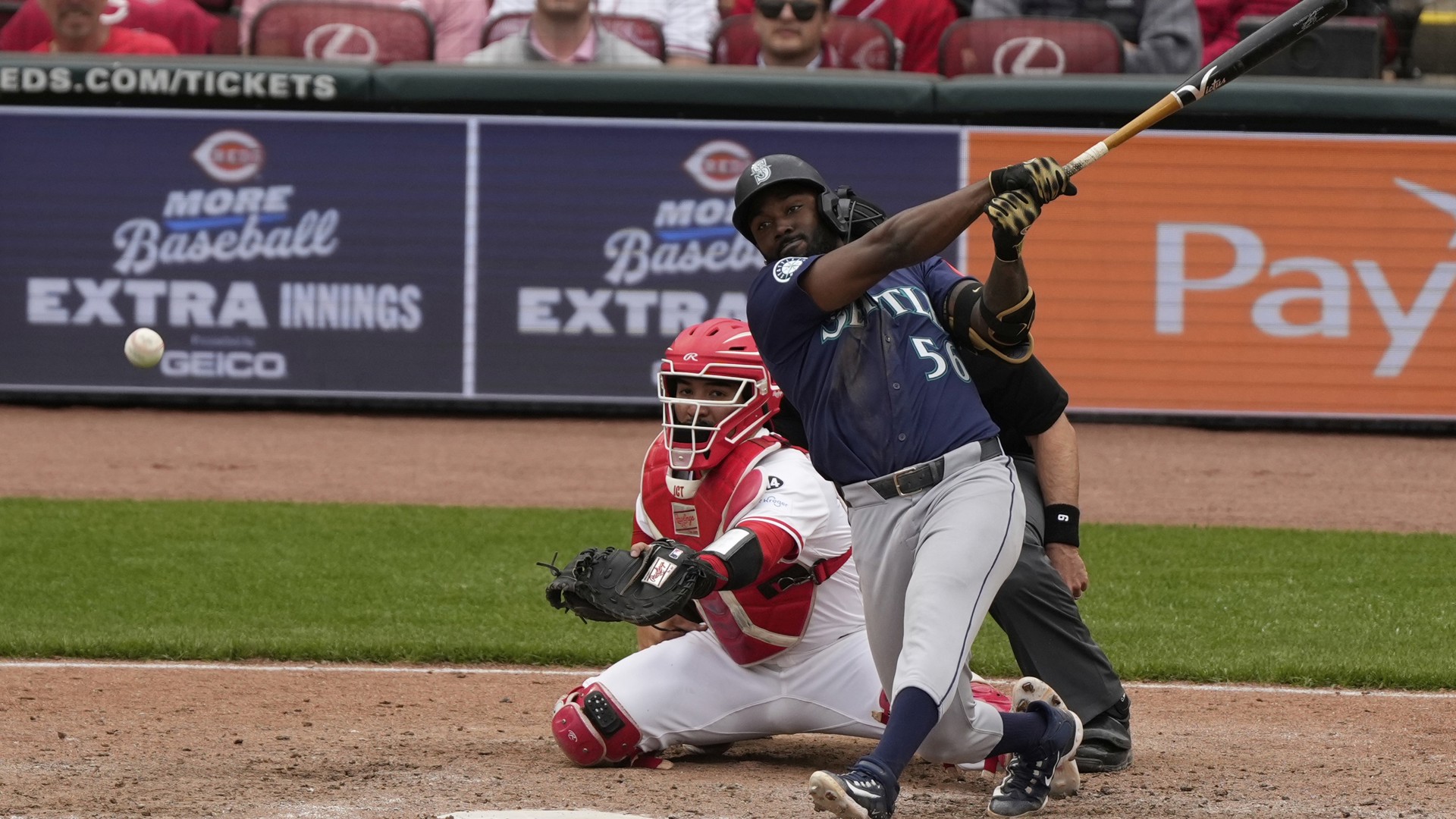Seattle Mariners players embrace Home Run Trident | king5.com