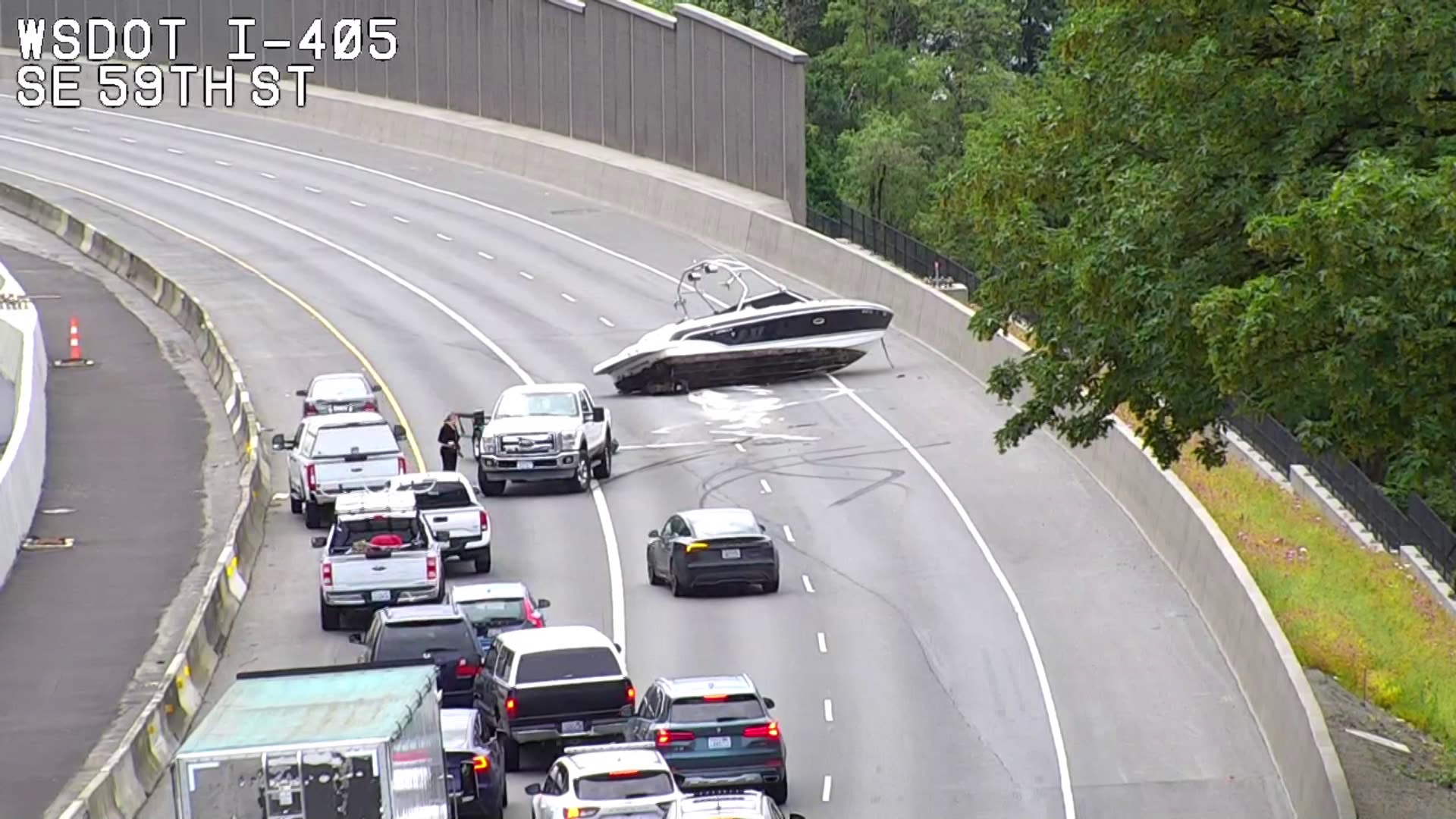 Boat partially blocking SB I-405 in Bellevue | king5.com