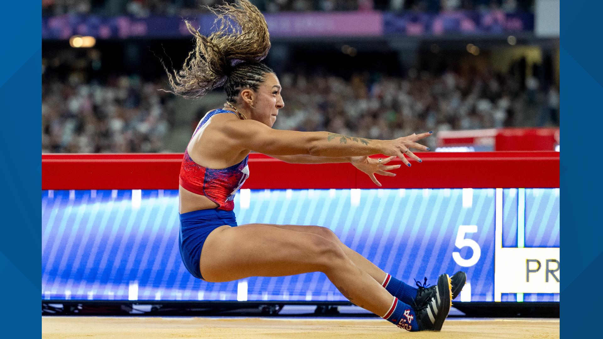 Jaleen Roberts jumps to silver medal at Paris Paralympics | king5.com