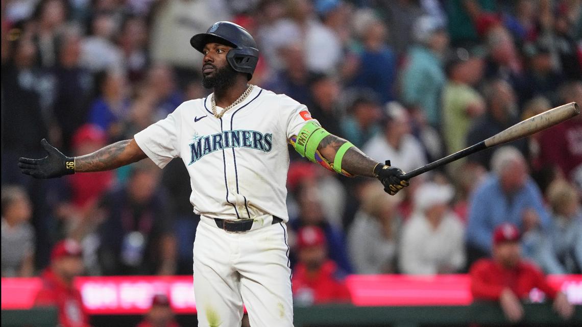 Seattle Mariner's Bark at the Park night is a home run for dogs | king5.com