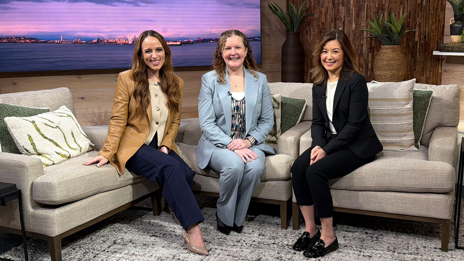 Cal Raleigh surprises students at John Rogers Elementary | king5.com