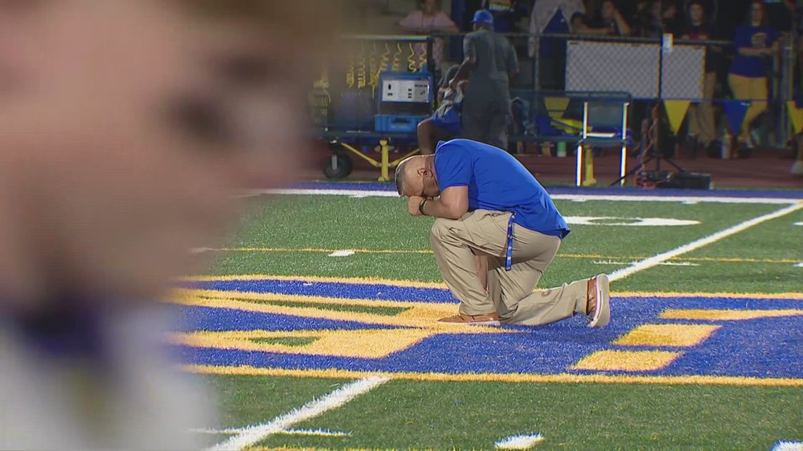 Praying coach Joe Kennedy makes return to Bremerton sideline | king5.com