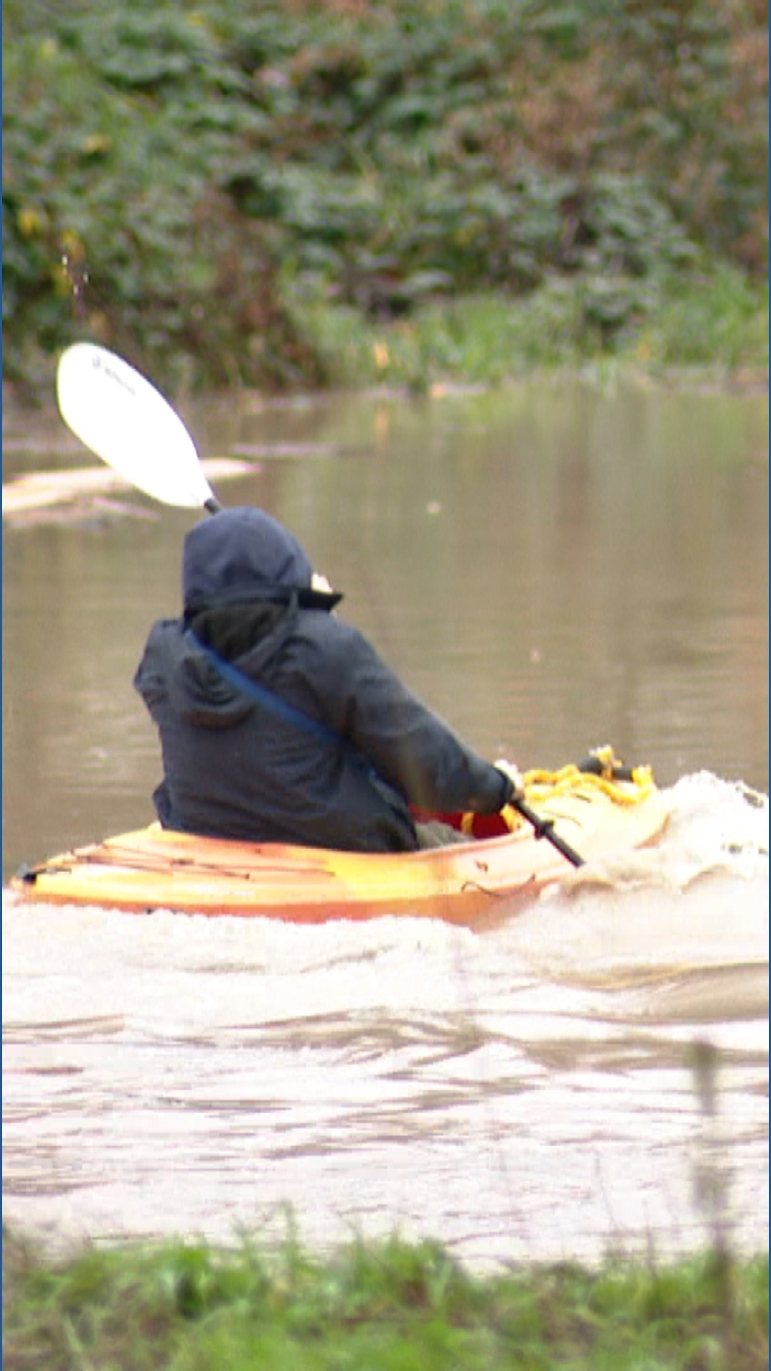 Orting flooding evacuee heads back into water in kayak | king5.com