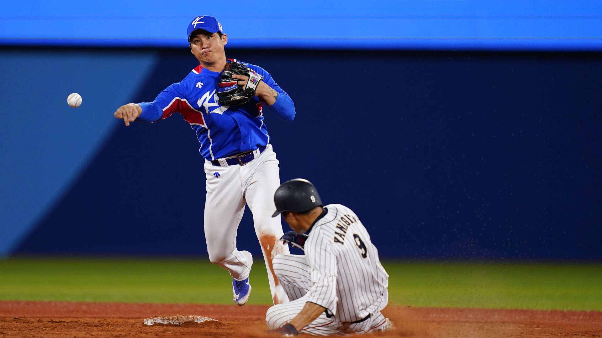 Scientist uncovers new, minuscule clues on DB Cooper ransom money found ...