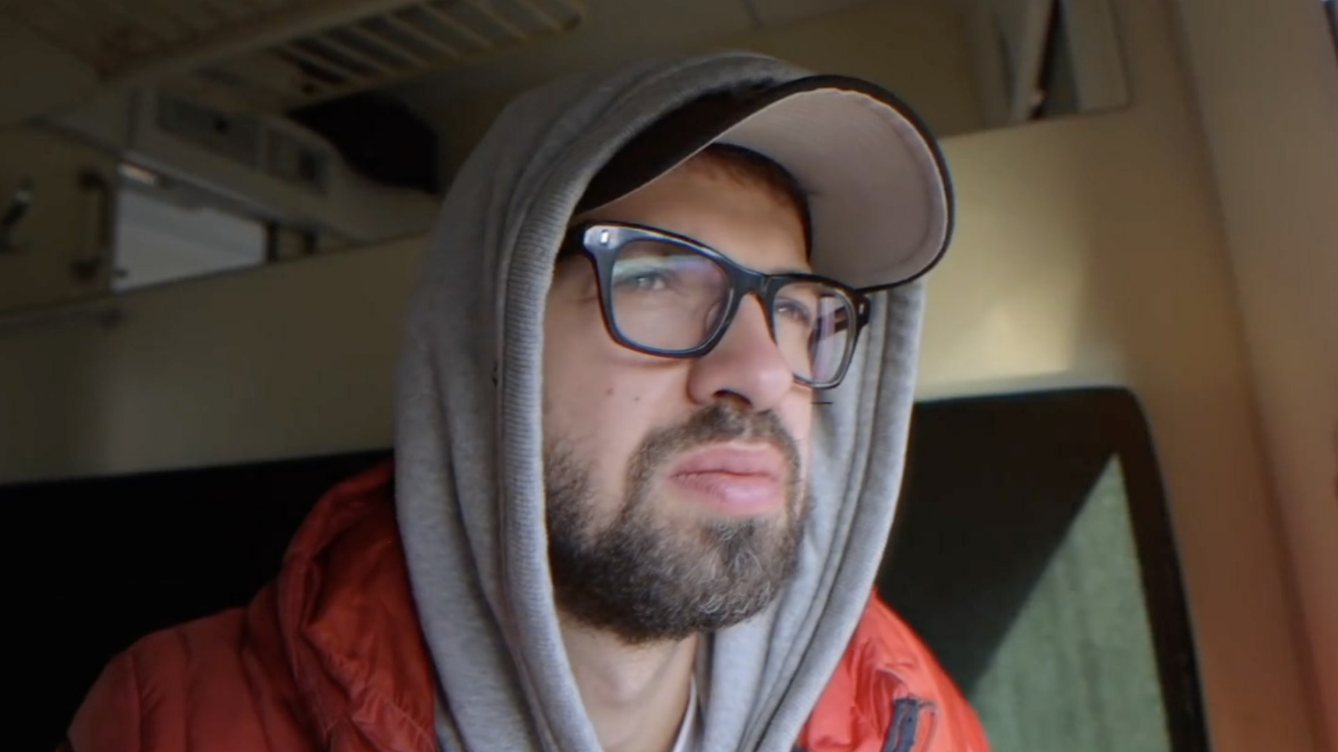 Former celebrity travel blogger turned wartime storyteller | king5.com