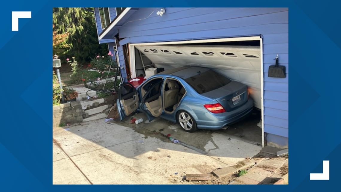 Car crashes into Lynnwood garage, causes $50,000 damage | king5.com