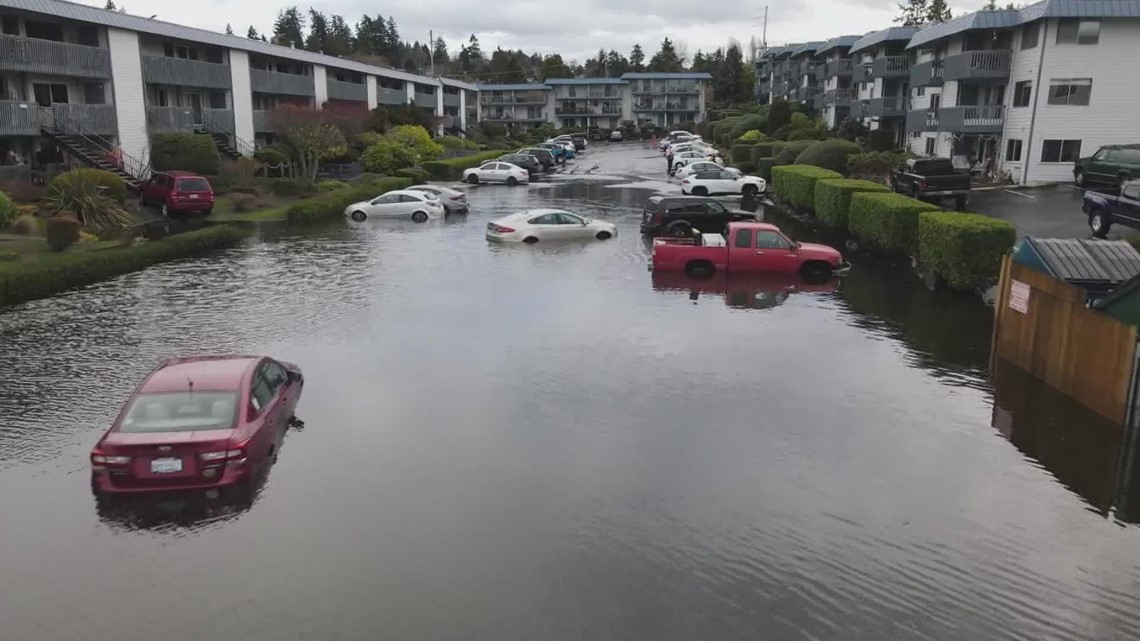 Tide floods lot in Des Moines | king5.com