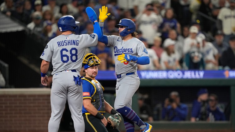Seattle Mariners players embrace Home Run Trident | king5.com