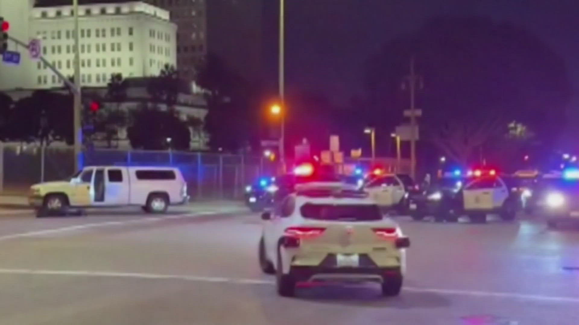 Waymo taxi in Los Angeles drives through active crime scene | king5.com