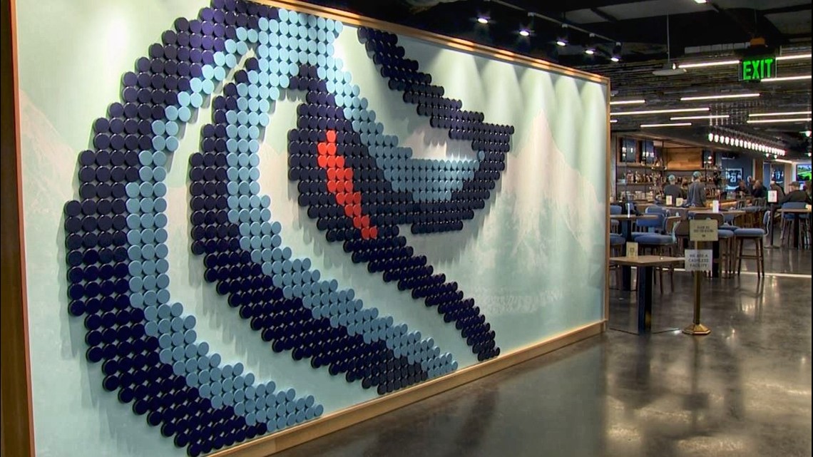 Watch live hockey while you eat and drink at 32 Bar & Grill | king5.com