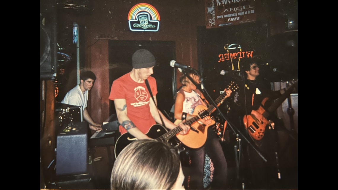 Iconic Seattle lesbian bar toasts to 40 years | king5.com
