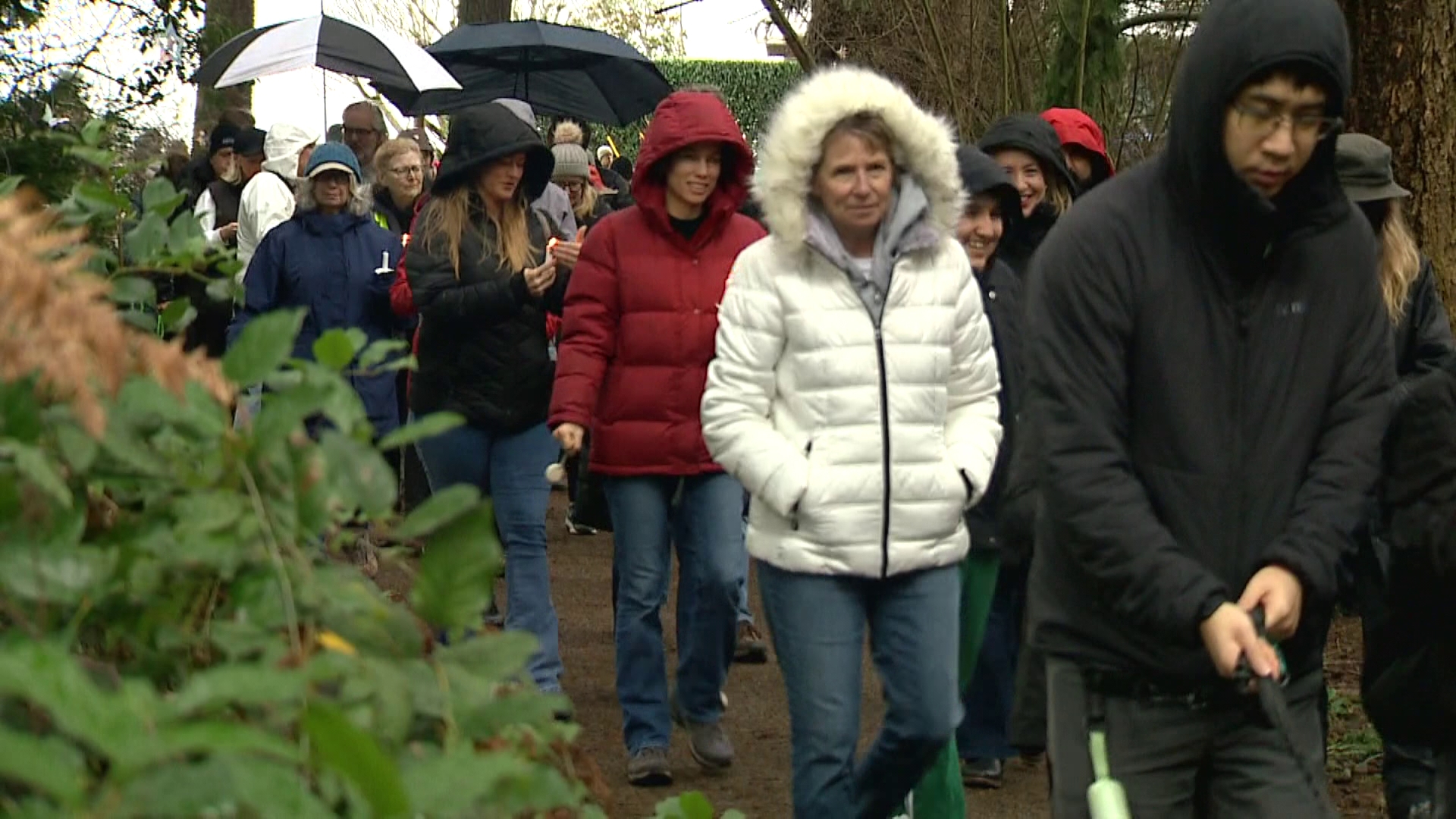 Hundreds gather to remember Mercer Island mother and son | king5.com