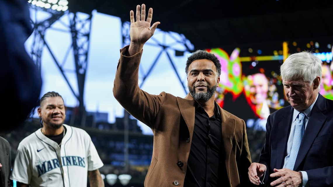 Nelson Cruz signs 1-day contract to retire with the Seattle Mariners ...