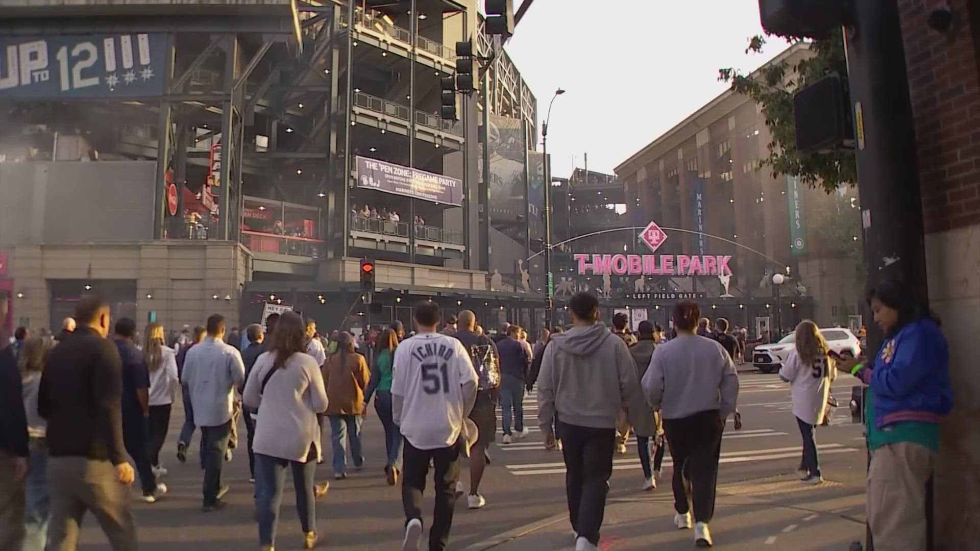 Mariners host postseason scrimmages at T-Mobile Park | king5.com