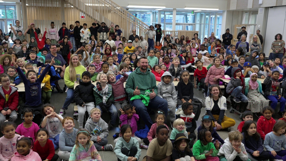 Cal Raleigh surprises students at John Rogers Elementary | king5.com