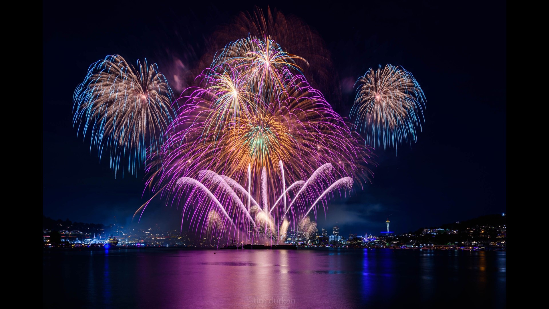 Seattle photographer captures stunning images of firework show | king5.com