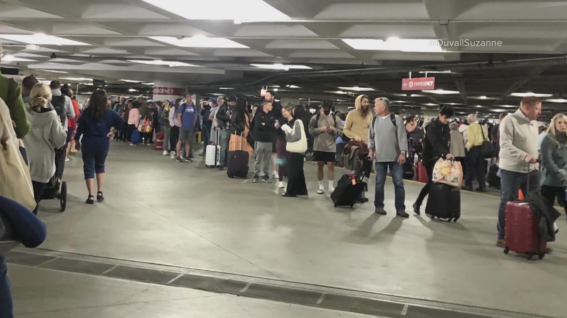 Long Sea-Tac Airport security lines stretch into parking lot | king5.com