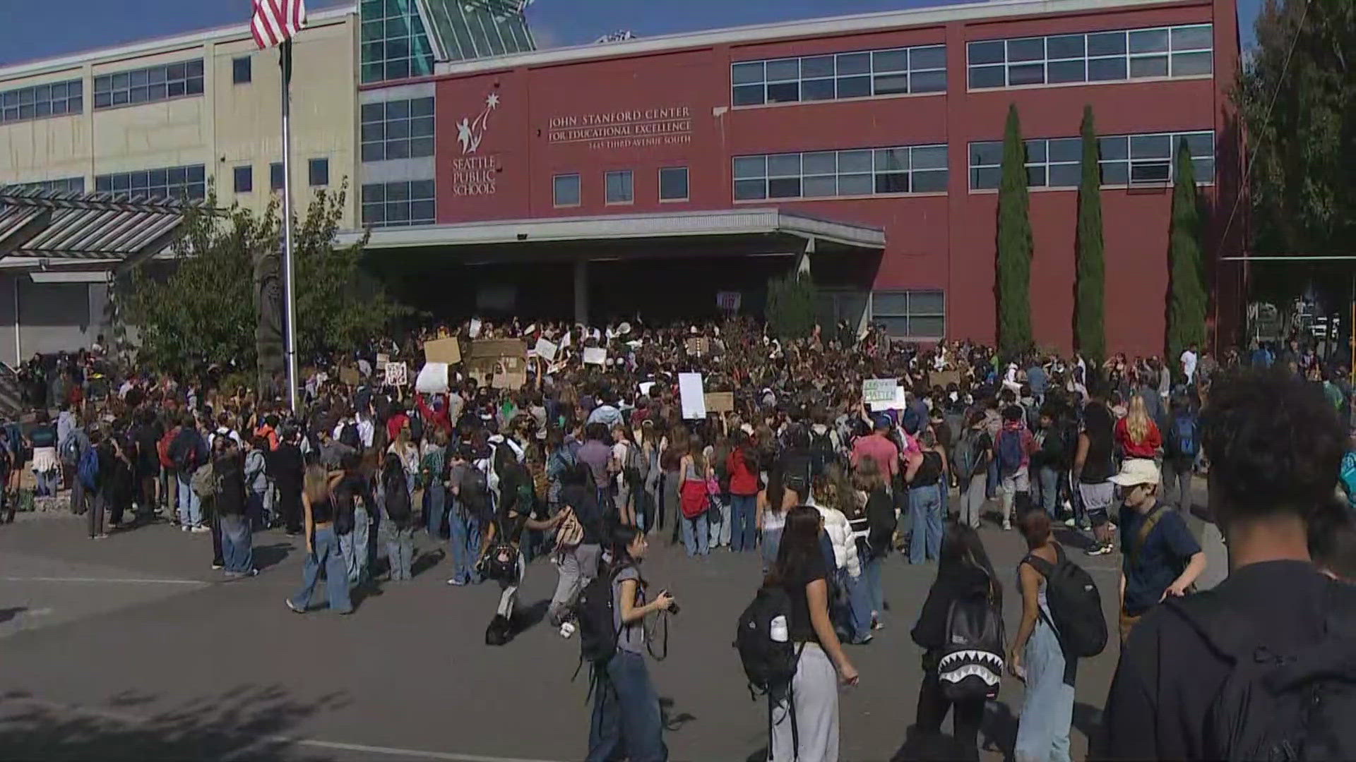 Seattle students walk out to protest new lunch schedule | king5.com