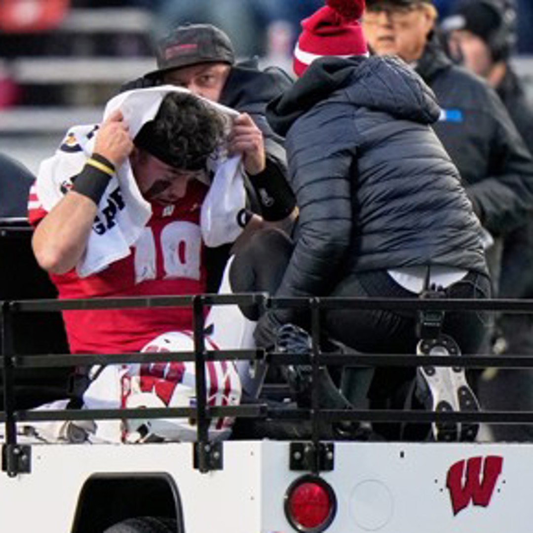 Wisconsin QB Danny O'Neil carted off field after getting injured in ...