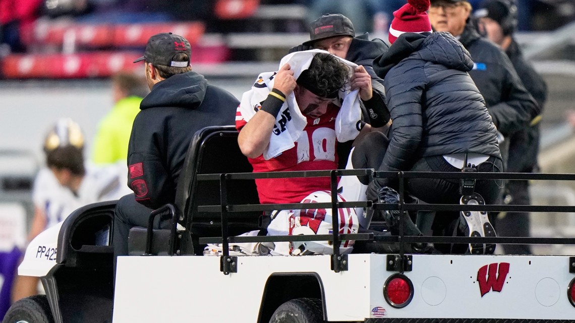 Wisconsin QB Danny O'Neil carted off field after getting injured in ...