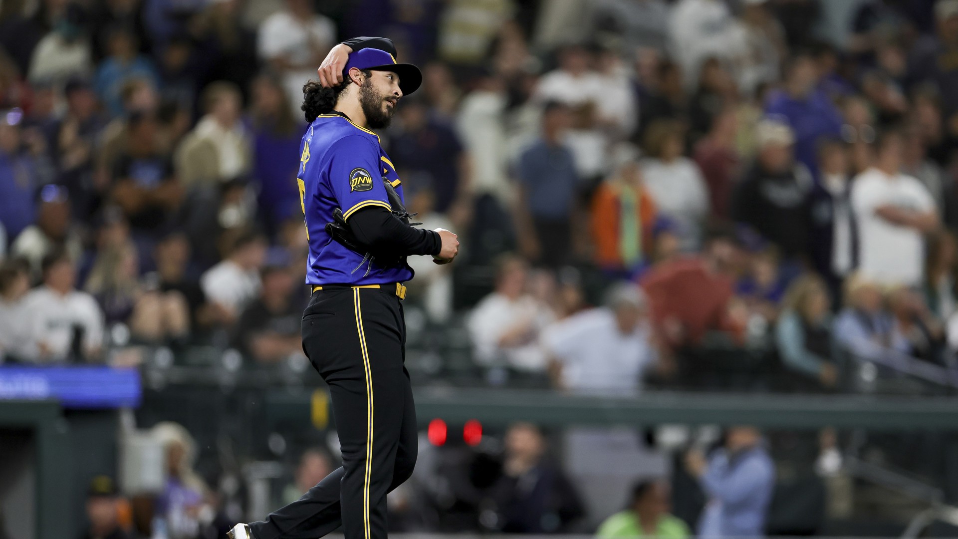 Seattle Mariners players embrace Home Run Trident | king5.com