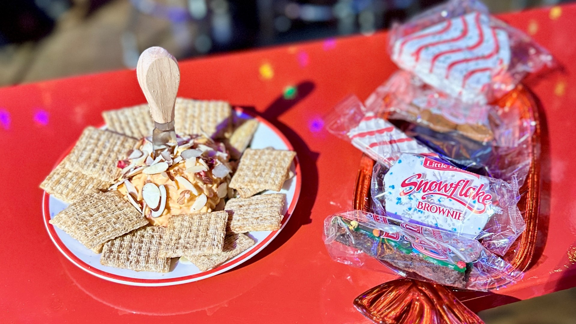 Raise a glass of cheer at new Christmas Dive Bar in Seattle | king5.com