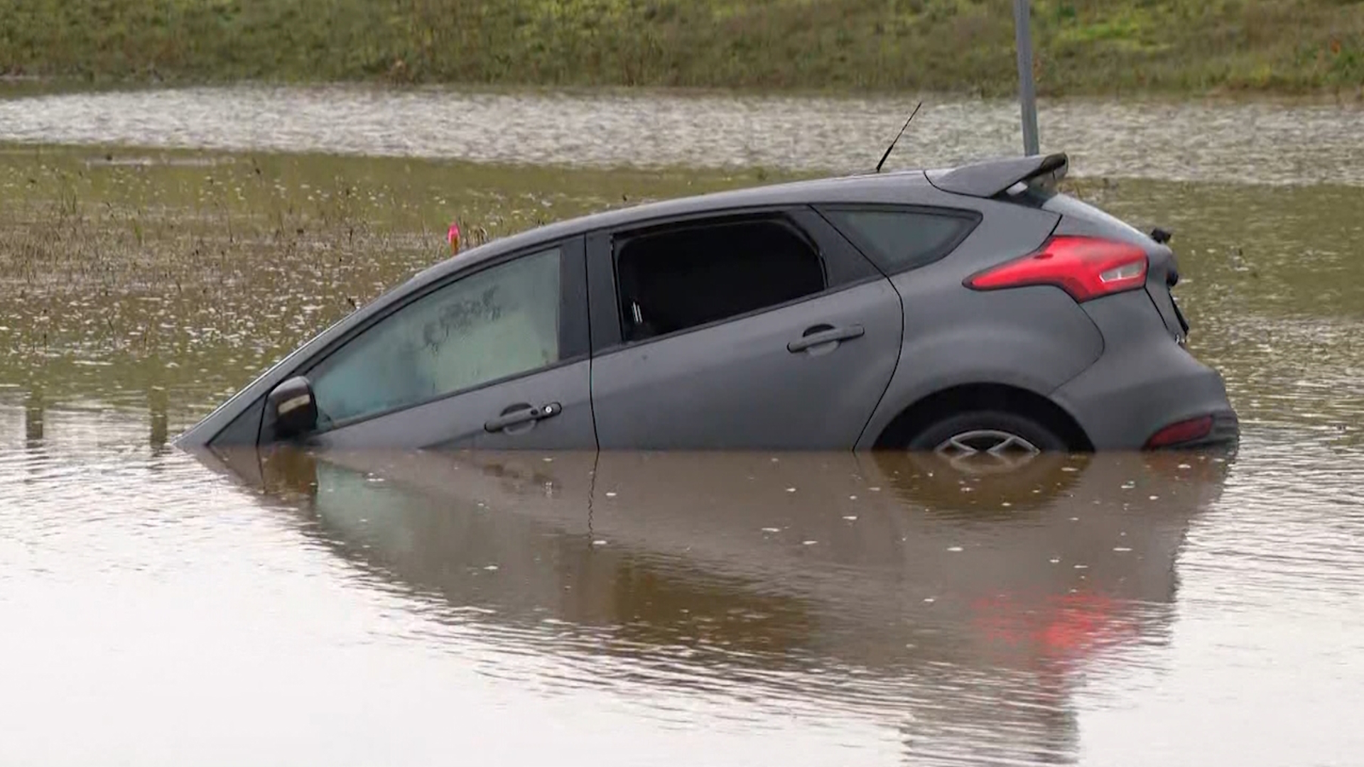 Lewis County firefighters rescue 5 from submerged cars on flooded road ...
