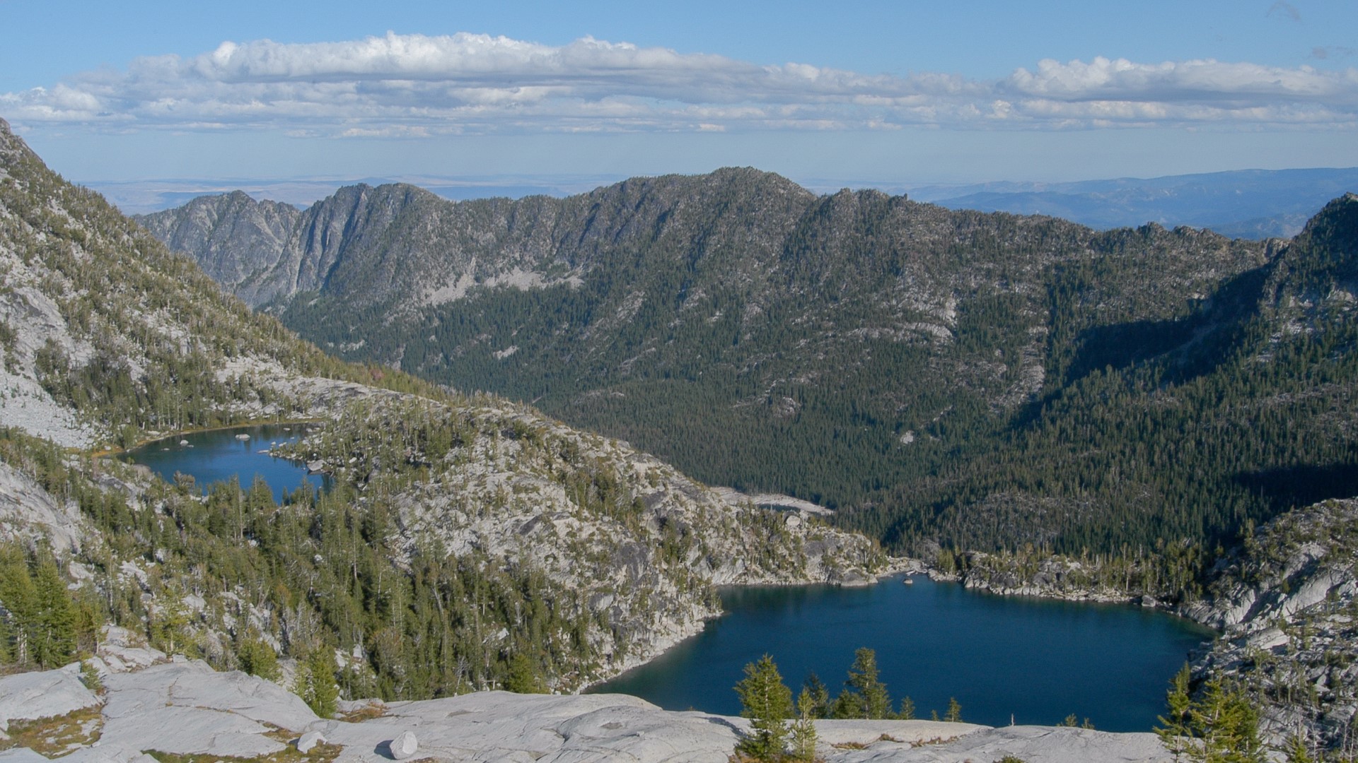 Hiker pinned by boulder near Leavenworth rescued | king5.com