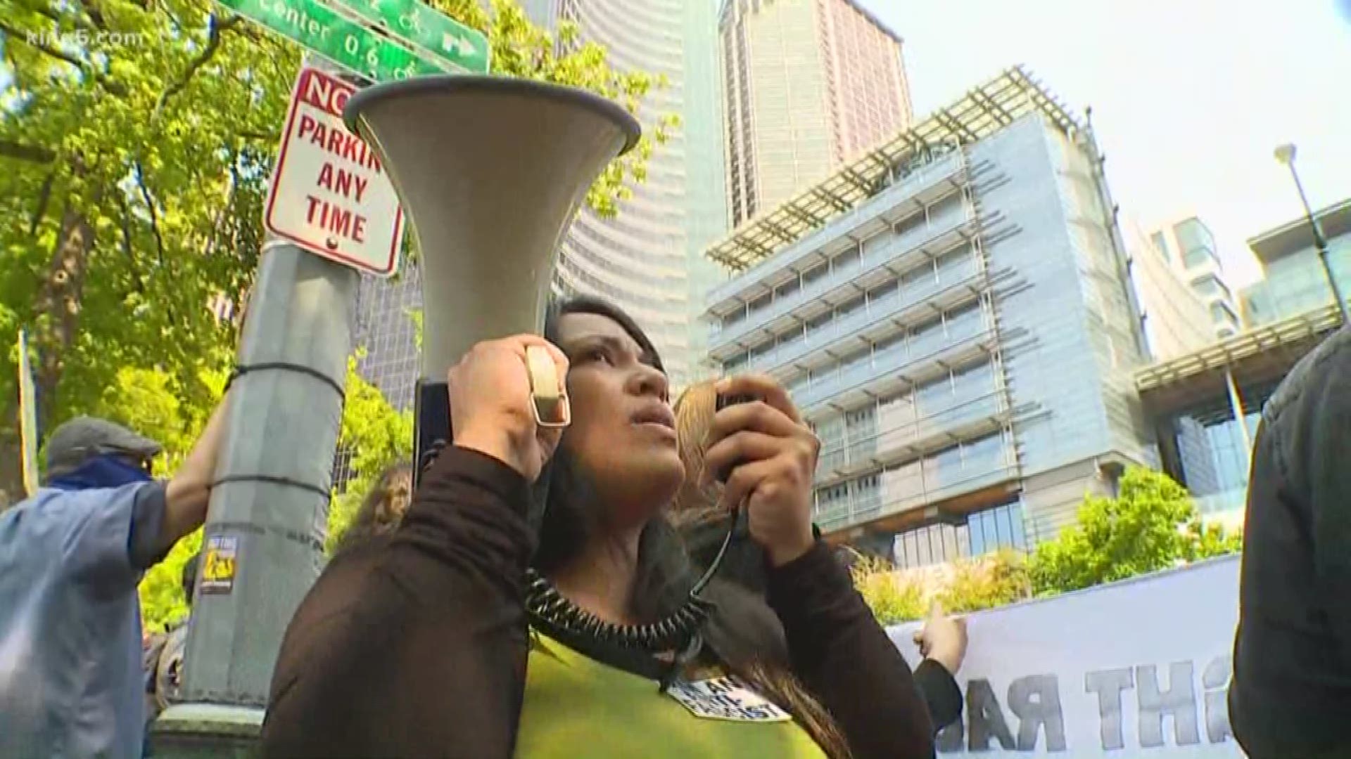 Right-wing, left-wing protesters face off in Seattle | king5.com