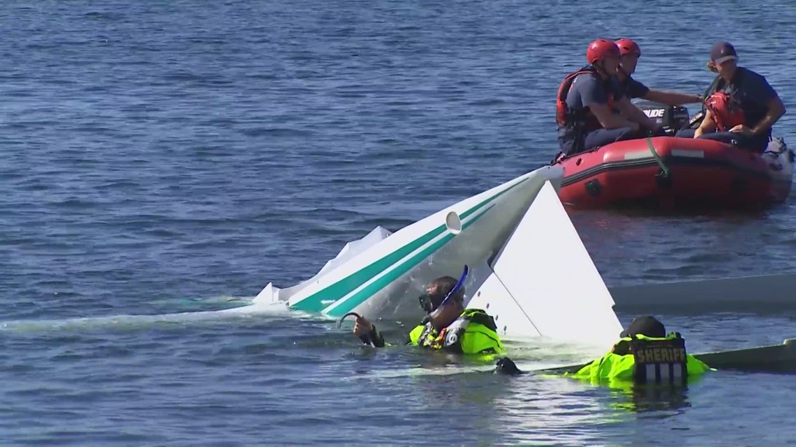 Crews work to retrieve seaplane from Lake Sammamish after crash | king5.com