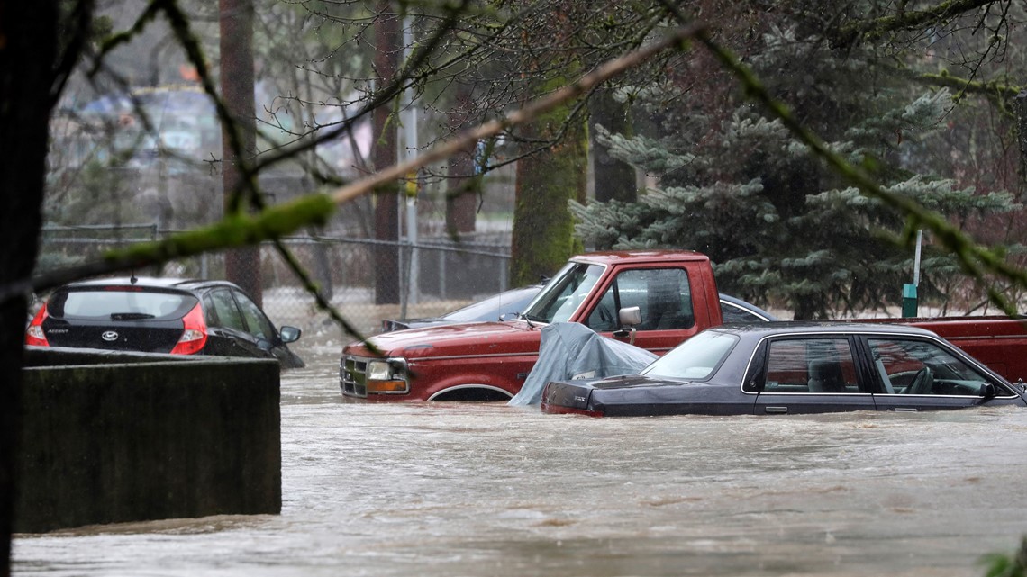 11 rescued from flooded Issaquah apartment complex | king5.com