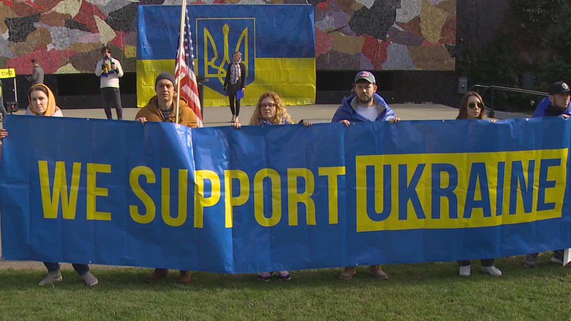 'We're not going to give up': Rally held in Seattle to support Ukraine ...