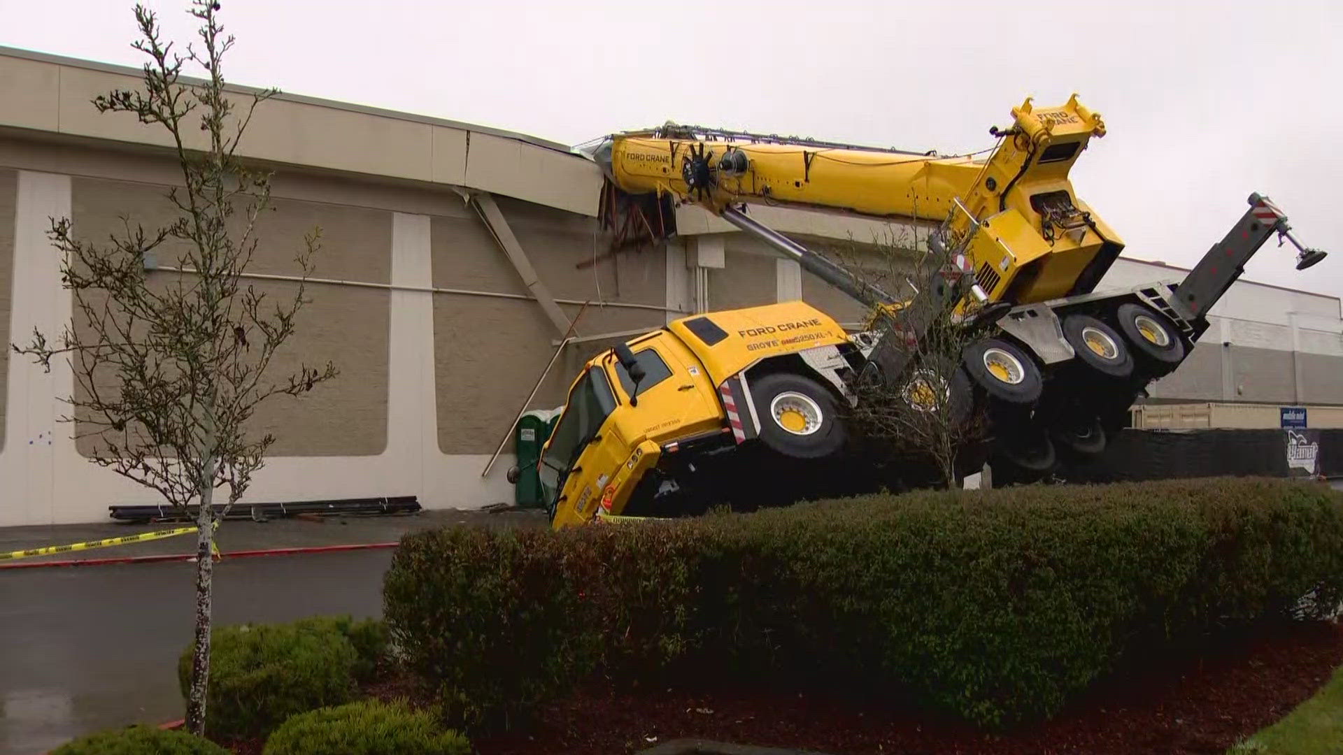 Construction workers injured after crane falls on Everett mall building ...