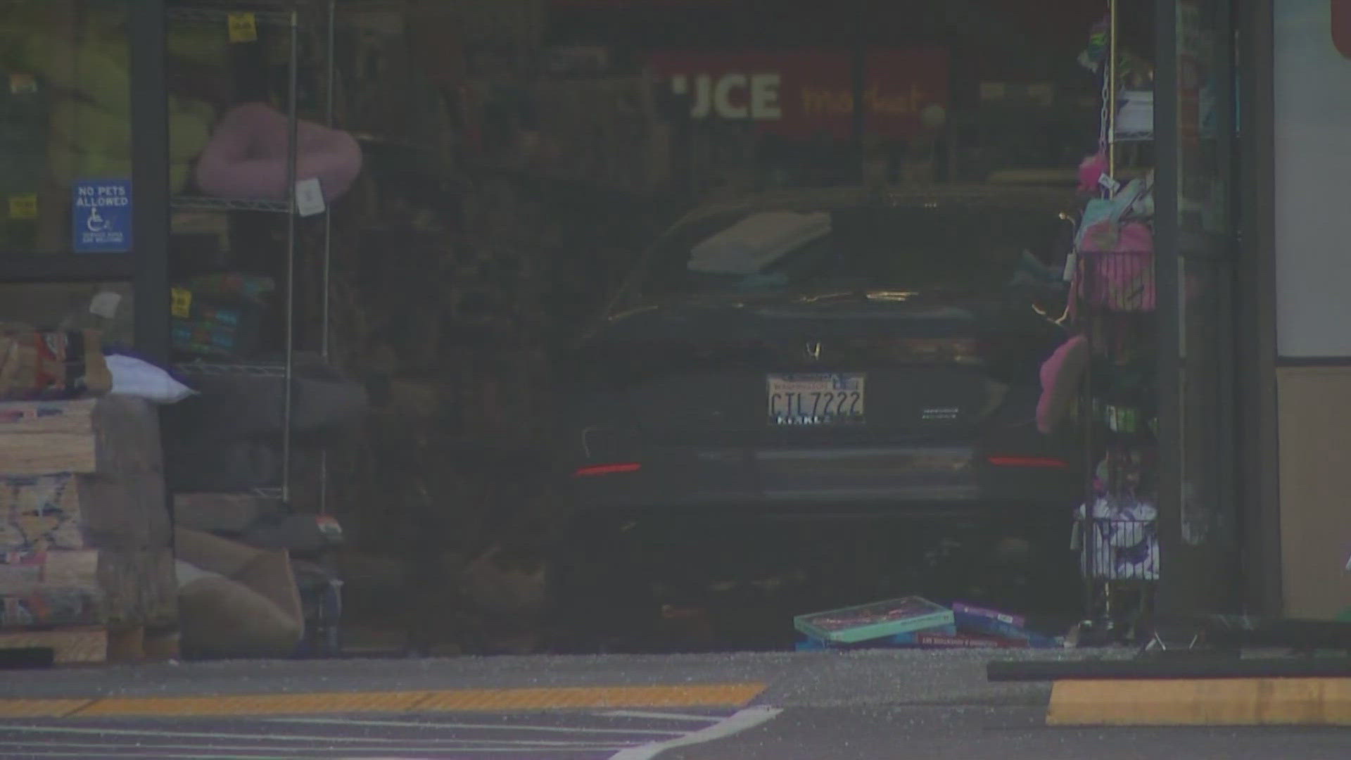 Car crashes into Kirkland Grocery Outlet, 1 dead | king5.com
